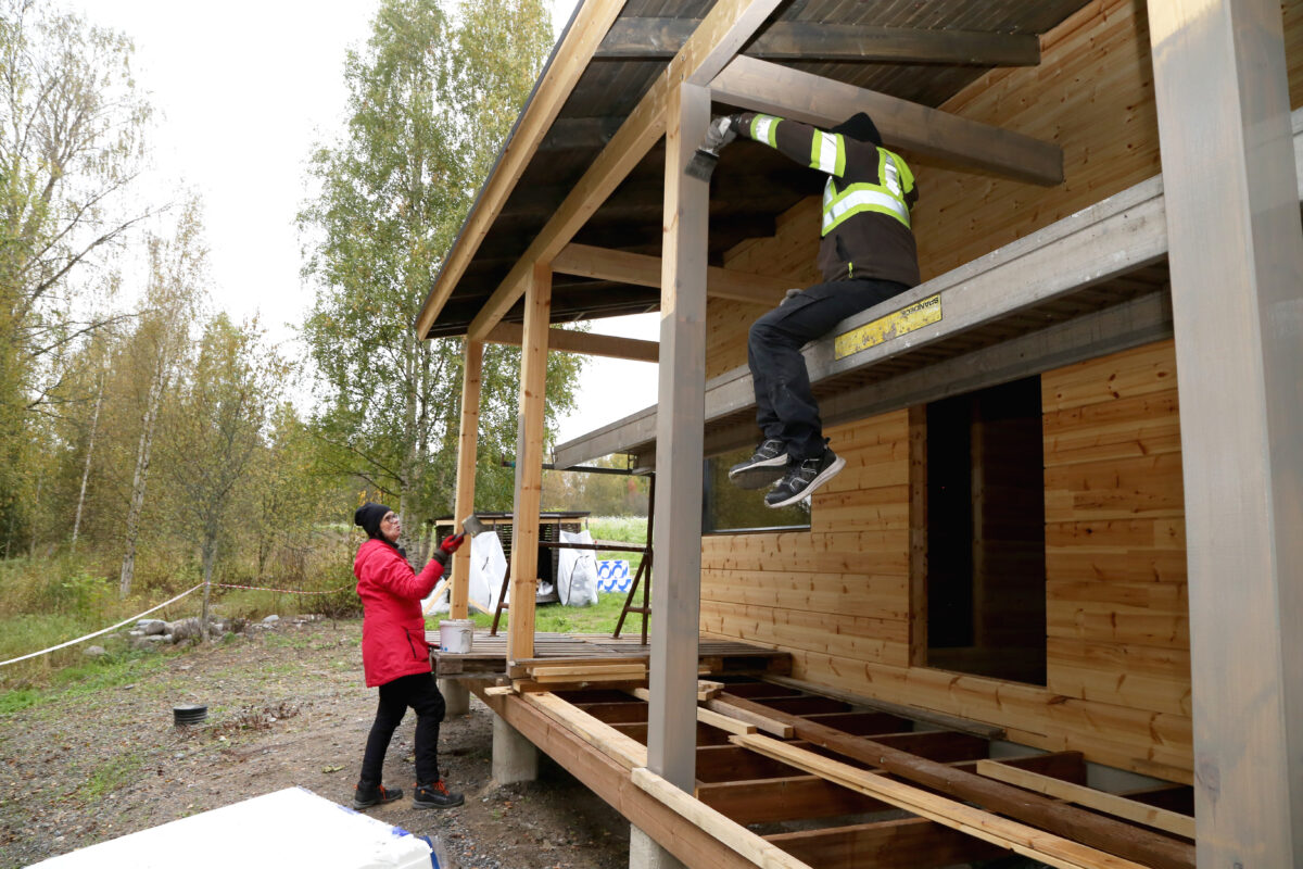 Talkoolaiset rakentavat saunaa vaihe kerrallaan valmiiksi | Ristiinalainen
